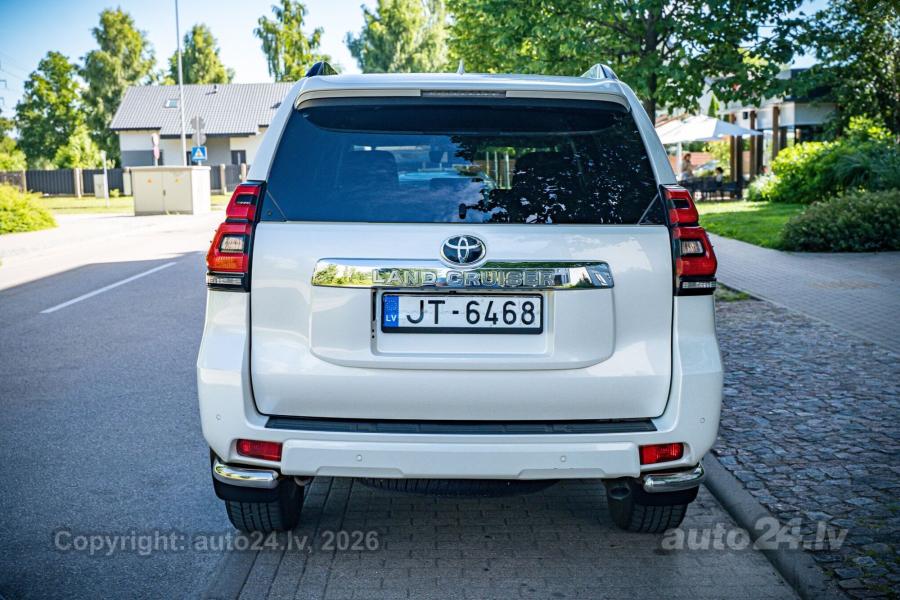 White Toyota Land Cruiser 2018 in Riga, with an engine capacity of 2.80 L and mileage of 109 thousand km for 42990 €, photo 6 on AUTOMOTO.COM.LV