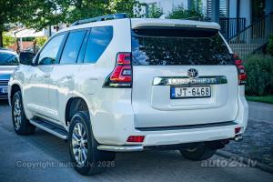 White Toyota Land Cruiser 2018 in Riga, with an engine capacity of 2.80 L and mileage of 109 thousand km for 42990 €, photo 7 on AUTOMOTO.COM.LV