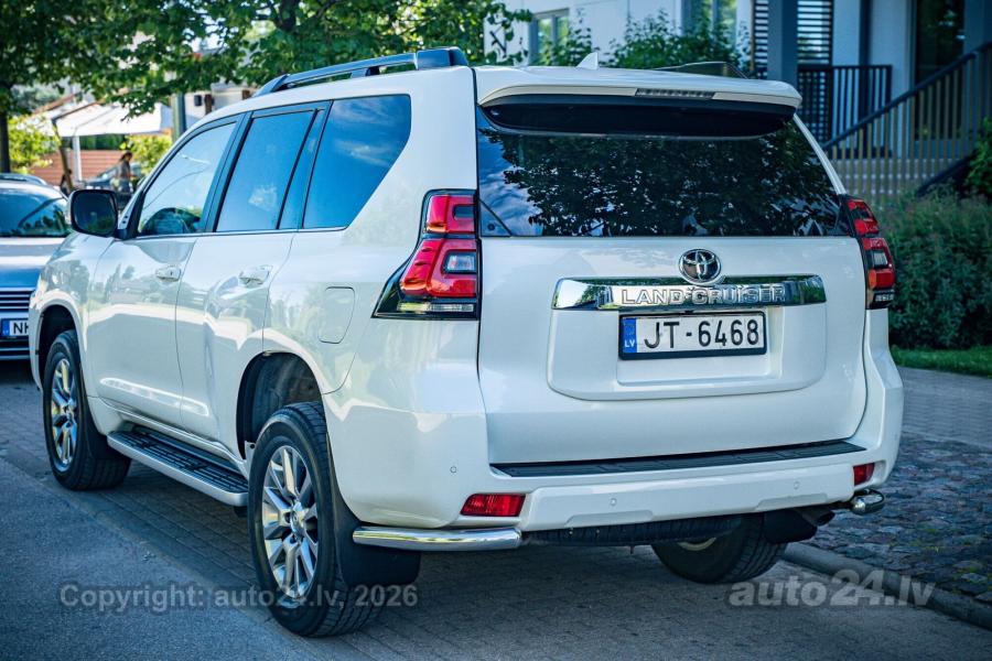White Toyota Land Cruiser 2018 in Riga, with an engine capacity of 2.80 L and mileage of 109 thousand km for 42990 €, photo 7 on AUTOMOTO.COM.LV