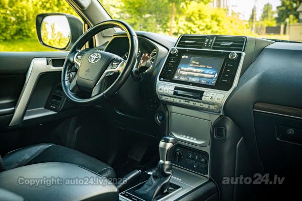 White Toyota Land Cruiser 2018 in Riga, with an engine capacity of 2.80 L and mileage of 109 thousand km for 42990 €, photo 7 on AUTOMOTO.COM.LV
