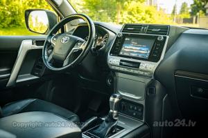 White Toyota Land Cruiser 2018 in Riga, with an engine capacity of 2.80 L and mileage of 109 thousand km for 42990 €, photo 8 on AUTOMOTO.COM.LV