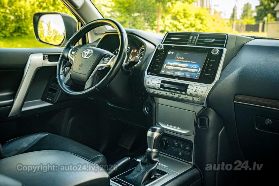 White Toyota Land Cruiser 2018 in Riga, with an engine capacity of 2.80 L and mileage of 109 thousand km for 42990 €, photo 8 on AUTOMOTO.COM.LV