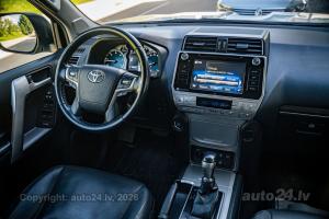 White Toyota Land Cruiser 2018 in Riga, with an engine capacity of 2.80 L and mileage of 109 thousand km for 42990 €, photo 9 on AUTOMOTO.COM.LV