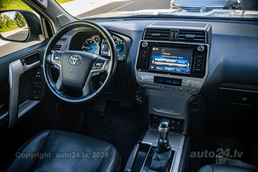 White Toyota Land Cruiser 2018 in Riga, with an engine capacity of 2.80 L and mileage of 109 thousand km for 42990 €, photo 9 on AUTOMOTO.COM.LV