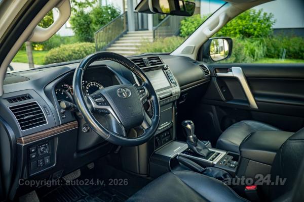 White Toyota Land Cruiser 2018 in Riga, with an engine capacity of 2.80 L and mileage of 109 thousand km for 42990 €, photo 9 on AUTOMOTO.COM.LV
