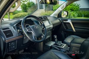 White Toyota Land Cruiser 2018 in Riga, with an engine capacity of 2.80 L and mileage of 109 thousand km for 42990 €, photo 10 on AUTOMOTO.COM.LV
