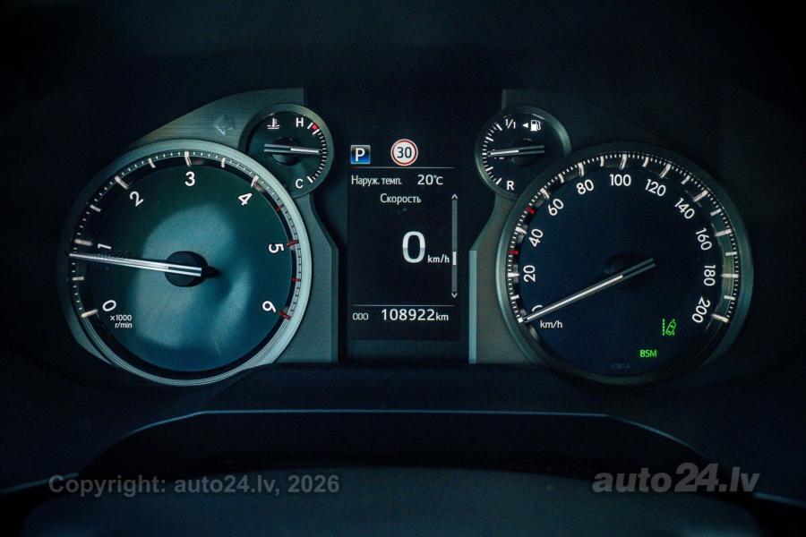 White Toyota Land Cruiser 2018 in Riga, with an engine capacity of 2.80 L and mileage of 109 thousand km for 42990 €, photo 11 on AUTOMOTO.COM.LV