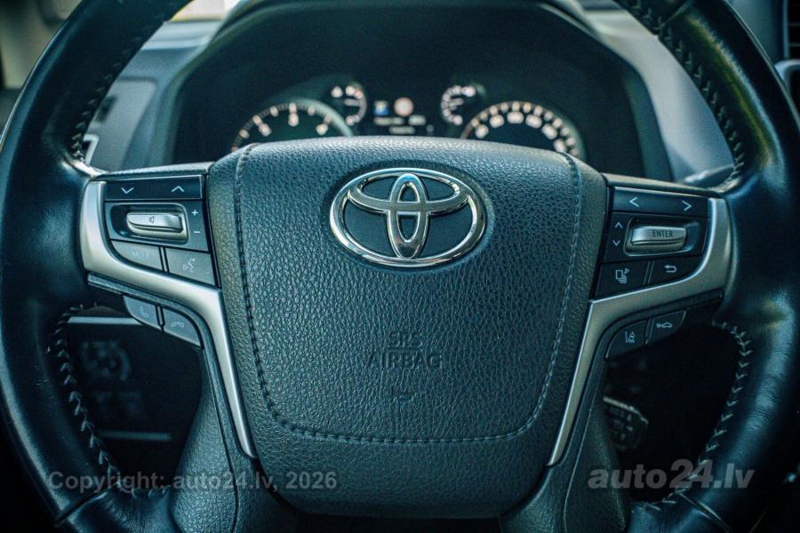 White Toyota Land Cruiser 2018 in Riga, with an engine capacity of 2.80 L and mileage of 109 thousand km for 42990 €, photo 12 on AUTOMOTO.COM.LV