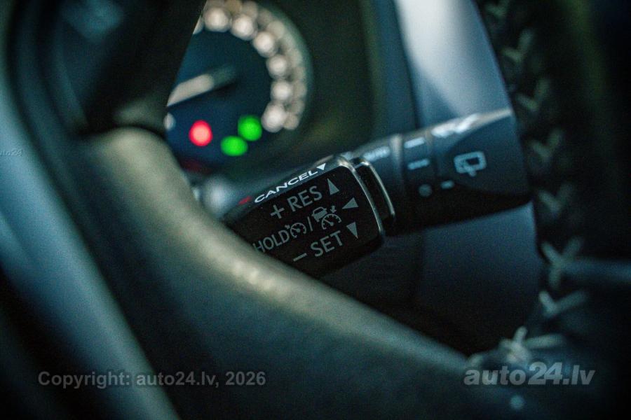 White Toyota Land Cruiser 2018 in Riga, with an engine capacity of 2.80 L and mileage of 109 thousand km for 42990 €, photo 13 on AUTOMOTO.COM.LV