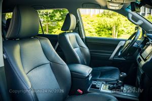 White Toyota Land Cruiser 2018 in Riga, with an engine capacity of 2.80 L and mileage of 109 thousand km for 42990 €, photo 15 on AUTOMOTO.COM.LV