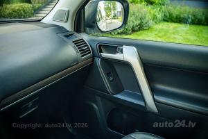 White Toyota Land Cruiser 2018 in Riga, with an engine capacity of 2.80 L and mileage of 109 thousand km for 42990 €, photo 16 on AUTOMOTO.COM.LV