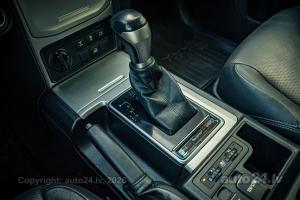 White Toyota Land Cruiser 2018 in Riga, with an engine capacity of 2.80 L and mileage of 109 thousand km for 42990 €, photo 19 on AUTOMOTO.COM.LV
