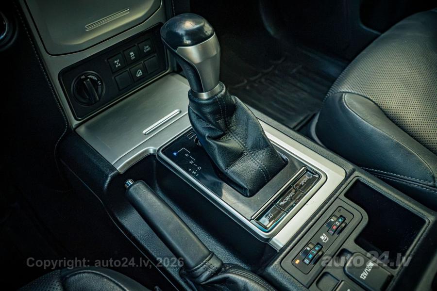 White Toyota Land Cruiser 2018 in Riga, with an engine capacity of 2.80 L and mileage of 109 thousand km for 42990 €, photo 19 on AUTOMOTO.COM.LV