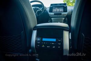 White Toyota Land Cruiser 2018 in Riga, with an engine capacity of 2.80 L and mileage of 109 thousand km for 42990 €, photo 20 on AUTOMOTO.COM.LV