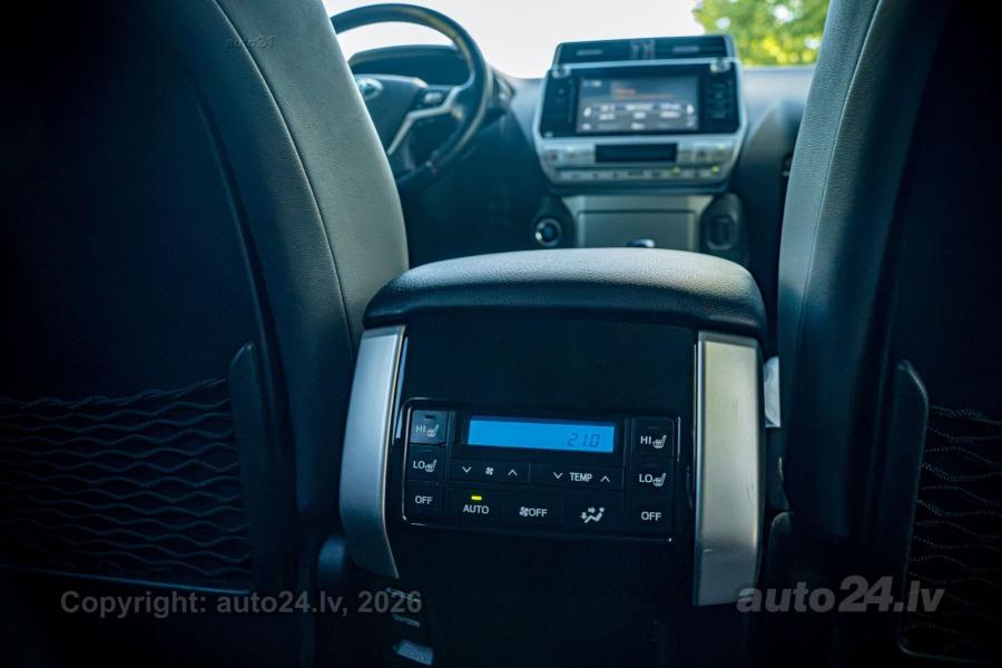 White Toyota Land Cruiser 2018 in Riga, with an engine capacity of 2.80 L and mileage of 109 thousand km for 42990 €, photo 20 on AUTOMOTO.COM.LV