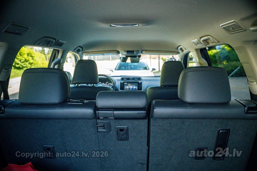 White Toyota Land Cruiser 2018 in Riga, with an engine capacity of 2.80 L and mileage of 109 thousand km for 42990 €, photo 25 on AUTOMOTO.COM.LV