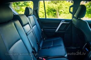 White Toyota Land Cruiser 2018 in Riga, with an engine capacity of 2.80 L and mileage of 109 thousand km for 42990 €, photo 26 on AUTOMOTO.COM.LV