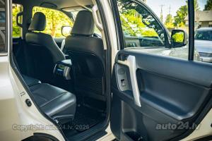 White Toyota Land Cruiser 2018 in Riga, with an engine capacity of 2.80 L and mileage of 109 thousand km for 42990 €, photo 27 on AUTOMOTO.COM.LV