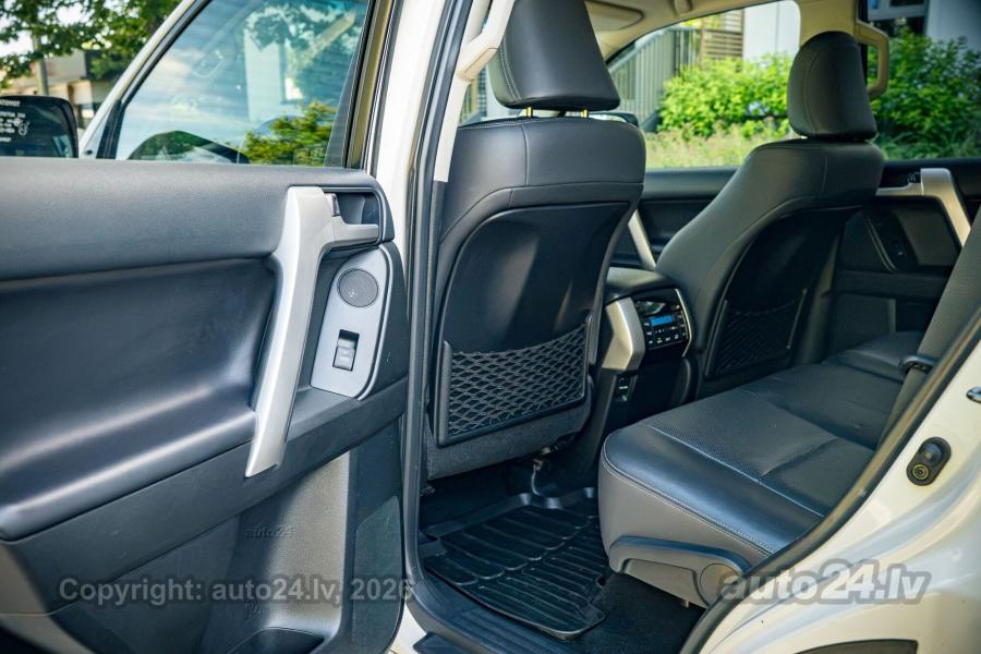 White Toyota Land Cruiser 2018 in Riga, with an engine capacity of 2.80 L and mileage of 109 thousand km for 42990 €, photo 29 on AUTOMOTO.COM.LV
