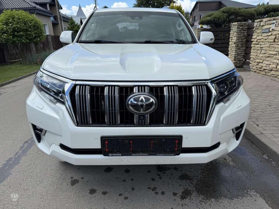 White Toyota Land Cruiser 2018 in Marijampole, with an engine capacity of 2.76 L and mileage of 150 thousand km for 33600 €, photo 3 on AUTOMOTO.COM.LV