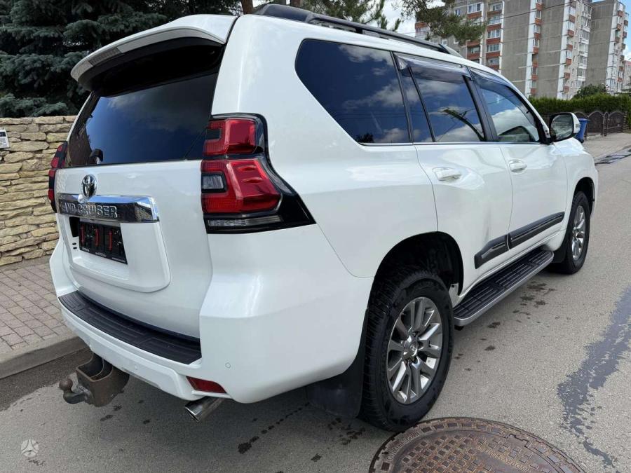 White Toyota Land Cruiser 2018 in Marijampole, with an engine capacity of 2.76 L and mileage of 150 thousand km for 33600 €, photo 5 on AUTOMOTO.COM.LV