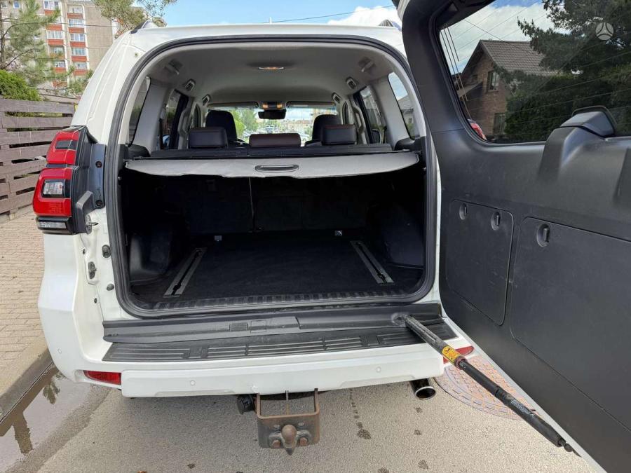 White Toyota Land Cruiser 2018 in Marijampole, with an engine capacity of 2.76 L and mileage of 150 thousand km for 33600 €, photo 8 on AUTOMOTO.COM.LV