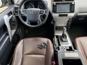 White Toyota Land Cruiser 2018 in Marijampole, with an engine capacity of 2.76 L and mileage of 150 thousand km for 33600 €, photo 9 on AUTOMOTO.COM.LV