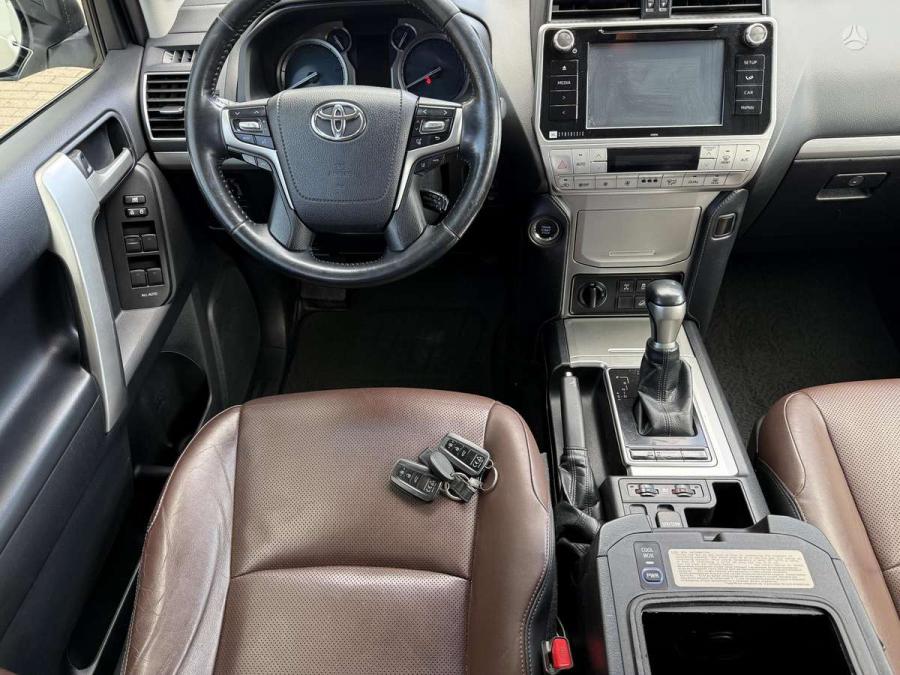 White Toyota Land Cruiser 2018 in Marijampole, with an engine capacity of 2.76 L and mileage of 150 thousand km for 33600 €, photo 9 on AUTOMOTO.COM.LV