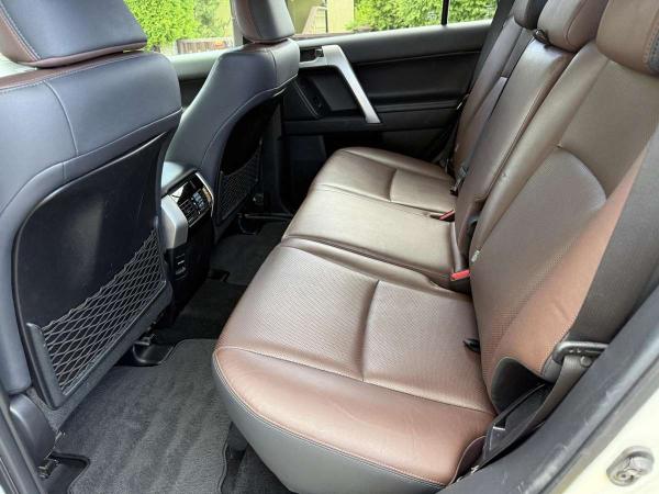 White Toyota Land Cruiser 2018 in Marijampole, with an engine capacity of 2.76 L and mileage of 150 thousand km for 33600 €, photo 10 on AUTOMOTO.COM.LV