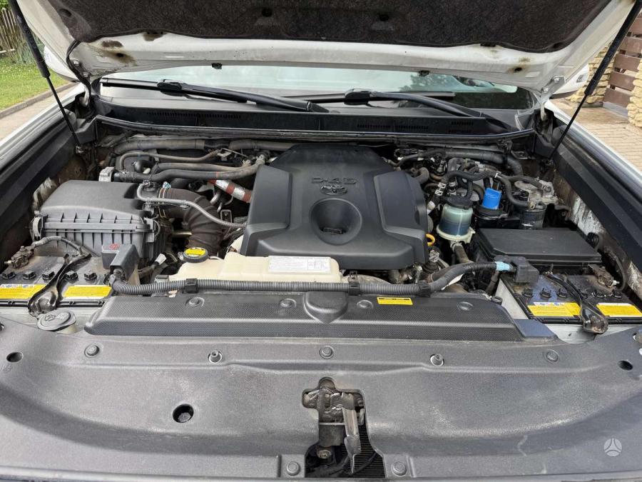 White Toyota Land Cruiser 2018 in Marijampole, with an engine capacity of 2.76 L and mileage of 150 thousand km for 33600 €, photo 12 on AUTOMOTO.COM.LV