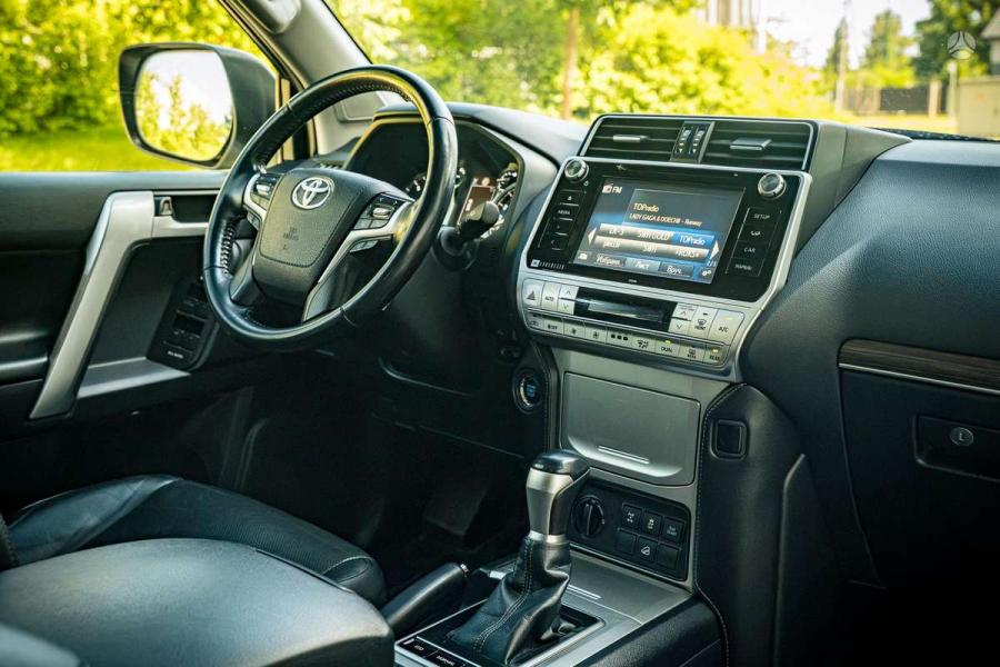 Balts Toyota Land Cruiser 2018 Rīga, ar dzinēja tilpumu 2.76 L un nobraukumu 109 tūkst. km par 42990 €, foto 8 vietnē AUTOMOTO.COM.LV