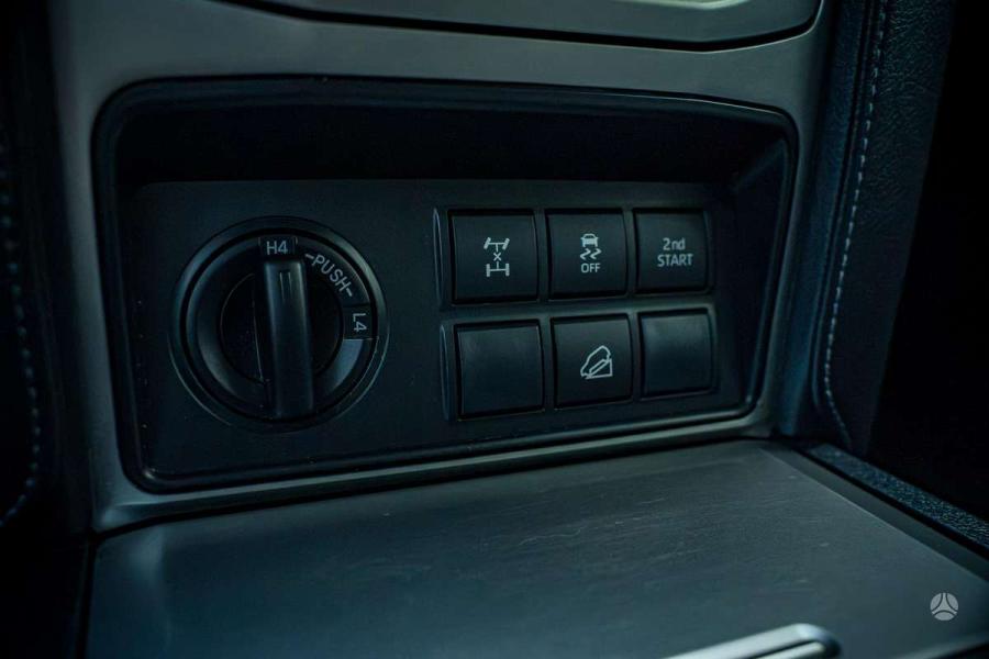 Balts Toyota Land Cruiser 2018 Rīga, ar dzinēja tilpumu 2.76 L un nobraukumu 109 tūkst. km par 42990 €, foto 18 vietnē AUTOMOTO.COM.LV