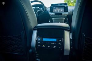 Balts Toyota Land Cruiser 2018 Rīga, ar dzinēja tilpumu 2.76 L un nobraukumu 109 tūkst. km par 42990 €, foto 22 vietnē AUTOMOTO.COM.LV