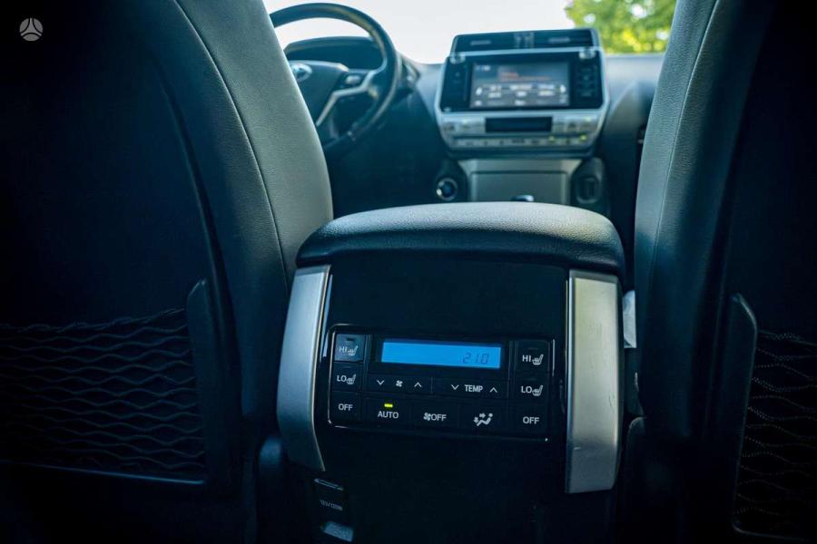 Balts Toyota Land Cruiser 2018 Rīga, ar dzinēja tilpumu 2.76 L un nobraukumu 109 tūkst. km par 42990 €, foto 22 vietnē AUTOMOTO.COM.LV