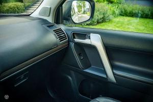 Balts Toyota Land Cruiser 2018 Rīga, ar dzinēja tilpumu 2.76 L un nobraukumu 109 tūkst. km par 42990 €, foto 24 vietnē AUTOMOTO.COM.LV