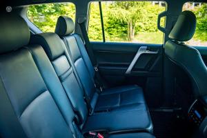 Balts Toyota Land Cruiser 2018 Rīga, ar dzinēja tilpumu 2.76 L un nobraukumu 109 tūkst. km par 42990 €, foto 25 vietnē AUTOMOTO.COM.LV