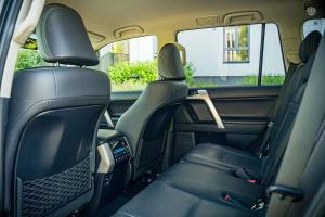 Balts Toyota Land Cruiser 2018 Rīga, ar dzinēja tilpumu 2.76 L un nobraukumu 109 tūkst. km par 42990 €, foto 26 vietnē AUTOMOTO.COM.LV