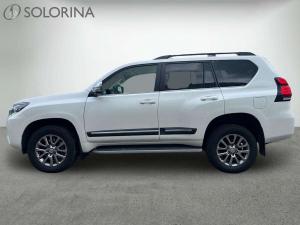 White Toyota Land Cruiser 2019 in Klaipeda, with an engine capacity of 2.76 L and mileage of 104 thousand km for 41000 €, photo 4 on AUTOMOTO.COM.LV