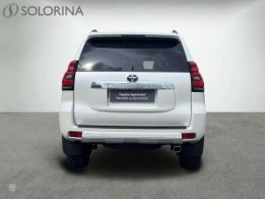 White Toyota Land Cruiser 2019 in Klaipeda, with an engine capacity of 2.76 L and mileage of 104 thousand km for 41000 €, photo 5 on AUTOMOTO.COM.LV