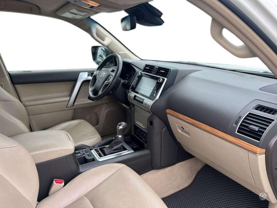 White Toyota Land Cruiser 2019 in Klaipeda, with an engine capacity of 2.76 L and mileage of 104 thousand km for 41000 €, photo 7 on AUTOMOTO.COM.LV