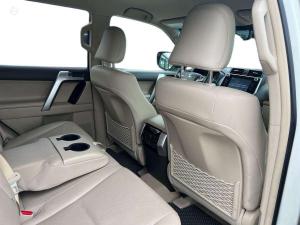 White Toyota Land Cruiser 2019 in Klaipeda, with an engine capacity of 2.76 L and mileage of 104 thousand km for 41000 €, photo 8 on AUTOMOTO.COM.LV
