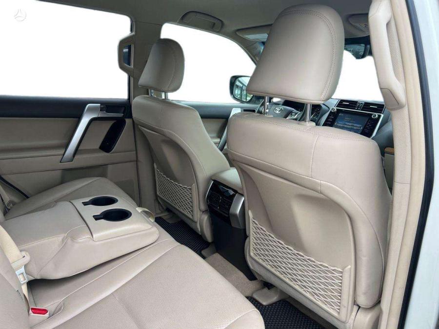 White Toyota Land Cruiser 2019 in Klaipeda, with an engine capacity of 2.76 L and mileage of 104 thousand km for 41000 €, photo 8 on AUTOMOTO.COM.LV