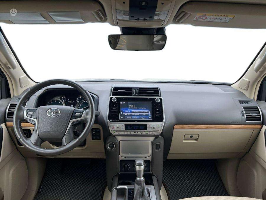 White Toyota Land Cruiser 2019 in Klaipeda, with an engine capacity of 2.76 L and mileage of 104 thousand km for 41000 €, photo 9 on AUTOMOTO.COM.LV