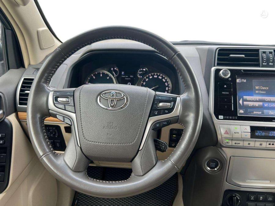 White Toyota Land Cruiser 2019 in Klaipeda, with an engine capacity of 2.76 L and mileage of 104 thousand km for 41000 €, photo 10 on AUTOMOTO.COM.LV