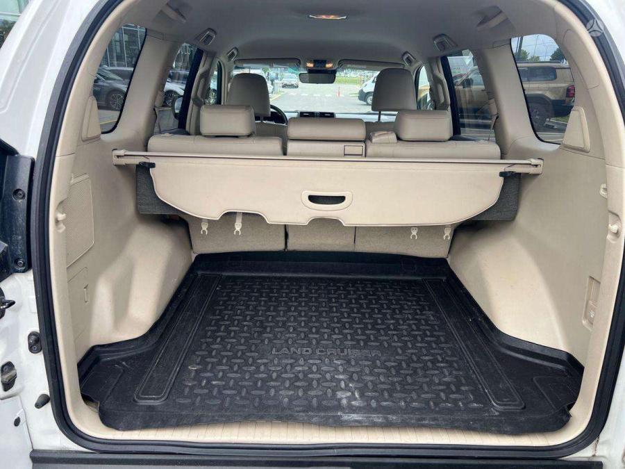 White Toyota Land Cruiser 2019 in Klaipeda, with an engine capacity of 2.76 L and mileage of 104 thousand km for 41000 €, photo 11 on AUTOMOTO.COM.LV