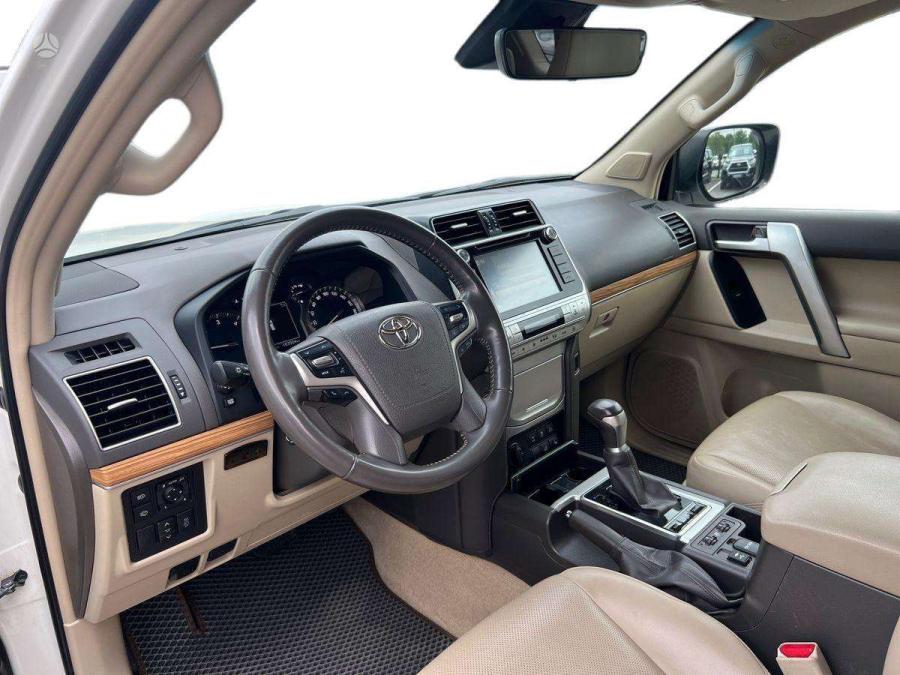 White Toyota Land Cruiser 2019 in Klaipeda, with an engine capacity of 2.76 L and mileage of 104 thousand km for 41000 €, photo 12 on AUTOMOTO.COM.LV
