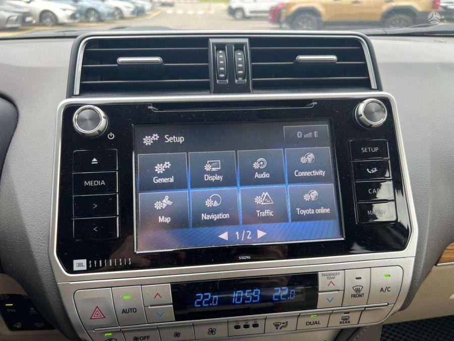 White Toyota Land Cruiser 2019 in Klaipeda, with an engine capacity of 2.76 L and mileage of 104 thousand km for 41000 €, photo 14 on AUTOMOTO.COM.LV