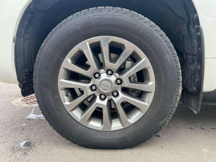 White Toyota Land Cruiser 2019 in Klaipeda, with an engine capacity of 2.76 L and mileage of 104 thousand km for 41000 €, photo 16 on AUTOMOTO.COM.LV