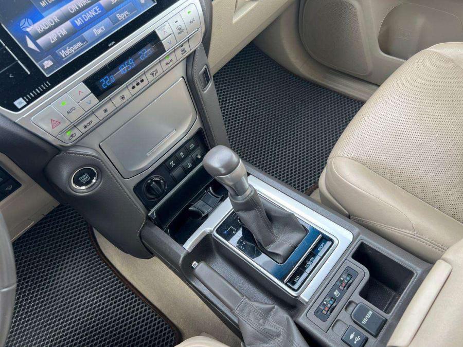 White Toyota Land Cruiser 2019 in Klaipeda, with an engine capacity of 2.76 L and mileage of 104 thousand km for 41000 €, photo 21 on AUTOMOTO.COM.LV