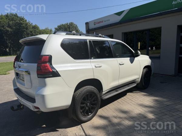White Toyota Land Cruiser 2020 in Riga, with an engine capacity of 2.80 L and mileage of 125 thousand km for 45000 €, photo 4 on AUTOMOTO.COM.LV